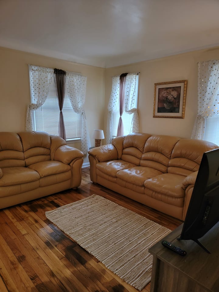 4 Bedroom Oasis With Free Internet And Parking - Warren, MI