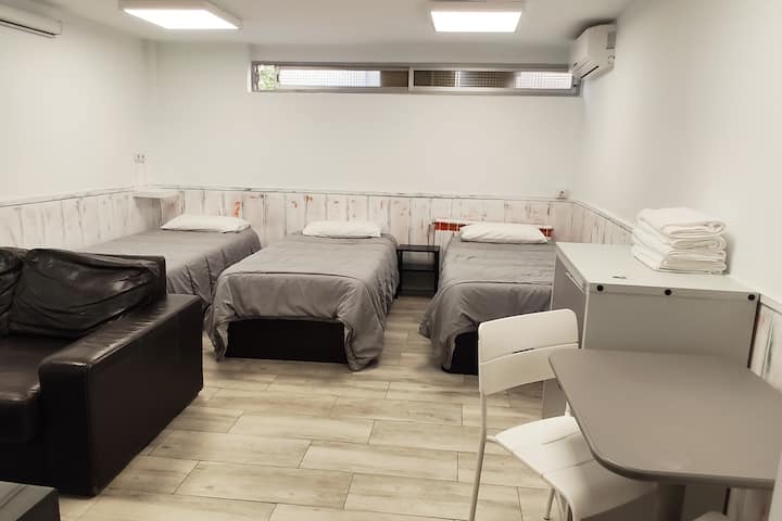Covarrubias 21 Hostal - Private Room For 3 People - Madrid