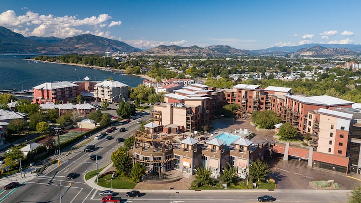 The Creekside Retreat: Steps From Pool & The Lake - Kelowna