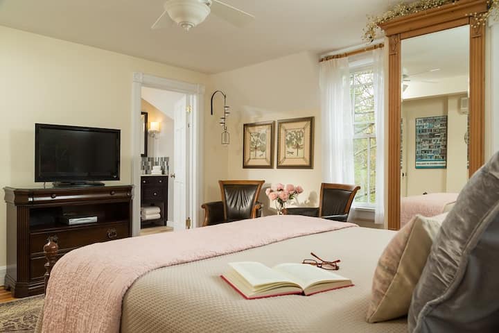 Room 4 At Rosehaven Inn - Tannersville, NY