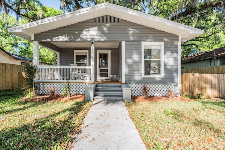 Centrally Located 3-bedroom House W/ Porch & Yard - Temple Terrace, FL