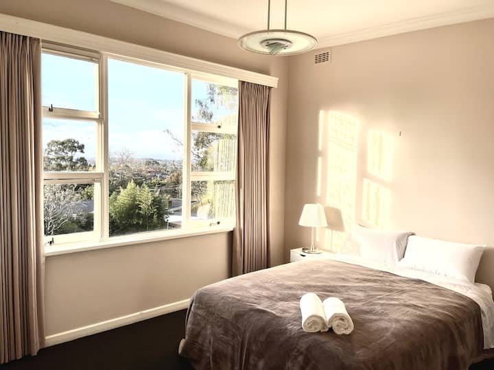 Serene 3 Bedroom Home In Exclusive Eaglemont - Ivanhoe