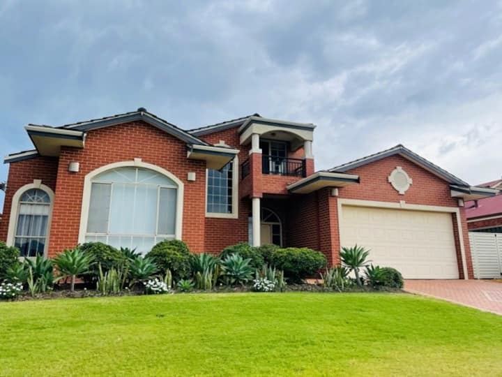 Spacious Family Home With Pool - Joondalup