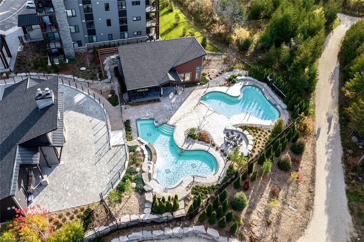 Mountain Facing Upper Unit With Stunning Views - Ontario