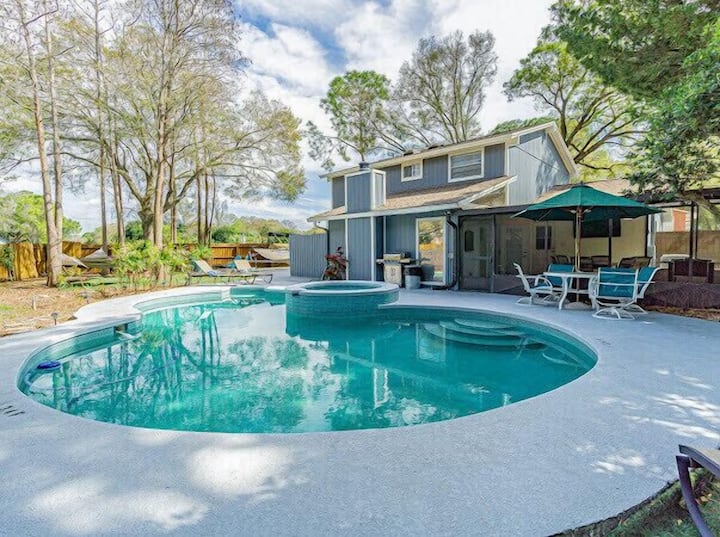 Perfect Location Heated Pool House - Tampa, FL