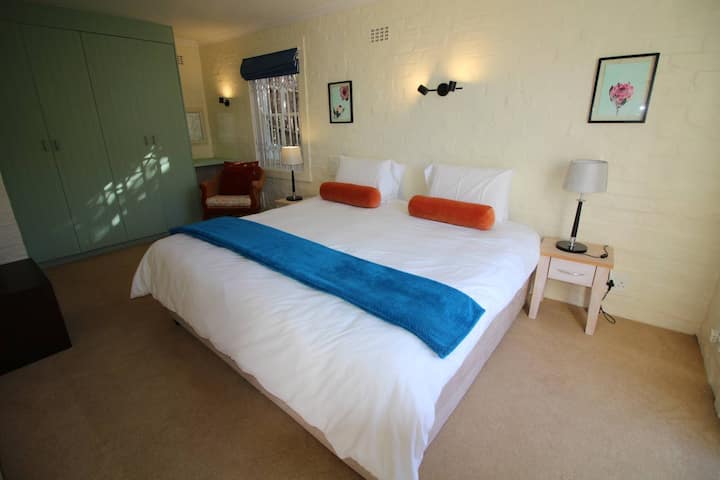 Hoopoe Hideaway - Poolside Garden Apartment - Greyton
