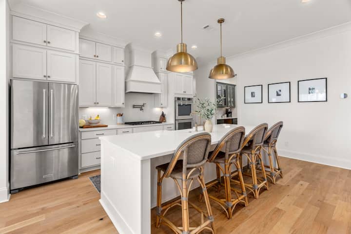 Auburn’s Best Luxury Airbnb W/ Tesla Charger - Auburn, AL