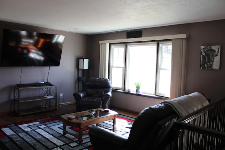 Sturgis: 4-bedroom Oasis With 3 King Beds In A Charming Neighborhood - Sturgis, SD