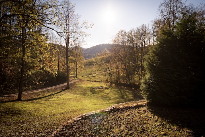 Mountain Retreat With Fireplace And Hot Tub - North Carolina