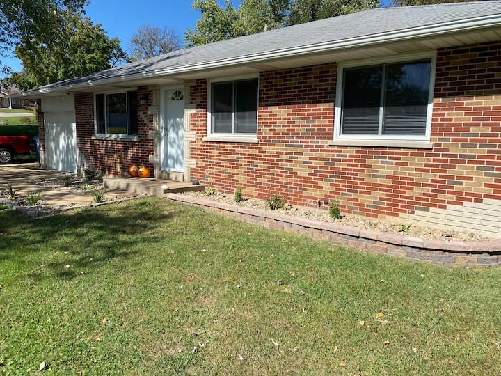 Cheerful 4 Bd Resident Home With Hot Tub. - Kirkwood, MO