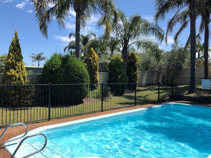 3 Bedroom House With Large Pool Close To The Beach - Berry