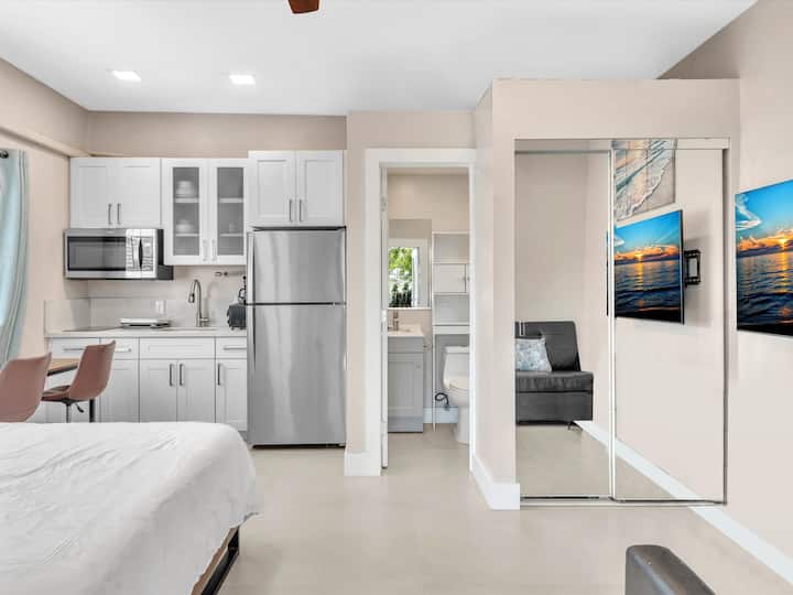 Adorable Detached Guesthouse On The Lake - Davie, FL