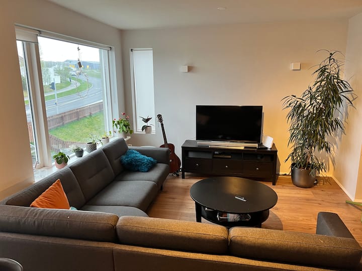 A Newly Refurbished Home 15 Minutes From Downtown! - Reykjavík
