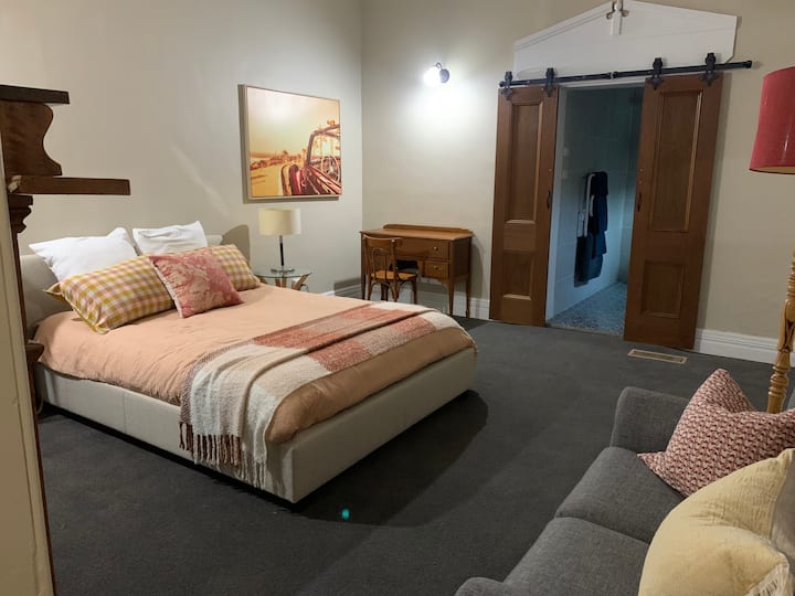 Mathom House Rm 1 - Central Executive Suite - Wagga Wagga