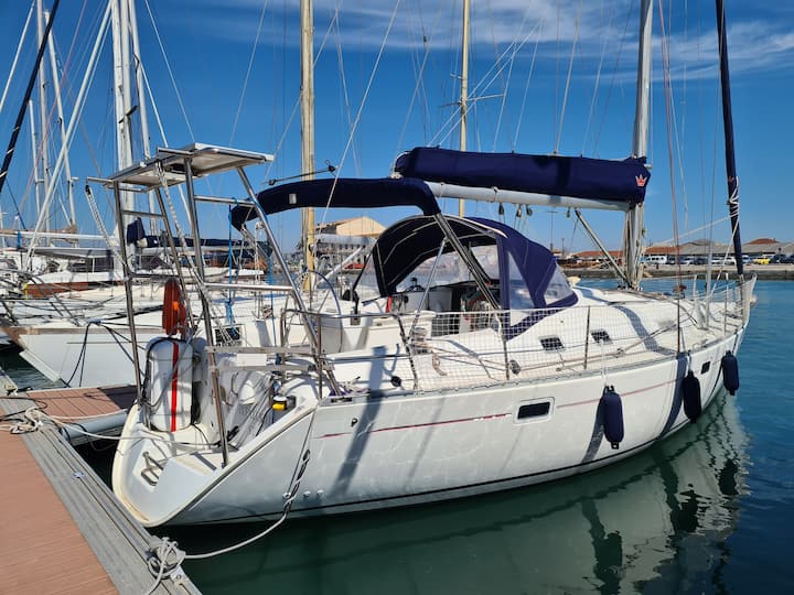 Laissez Vous Bercer Sur Un Voilier à Quai à Sète - Sète