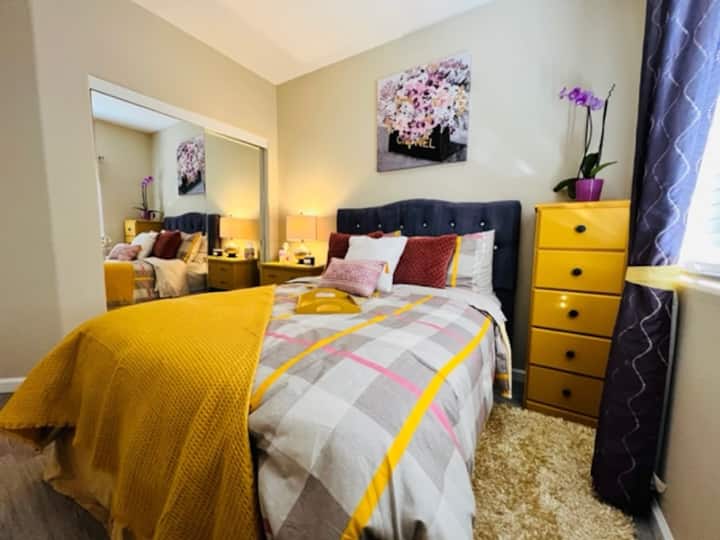 Cheerful Bedroom Part Of Cul-de-sac Home - Salinas, CA