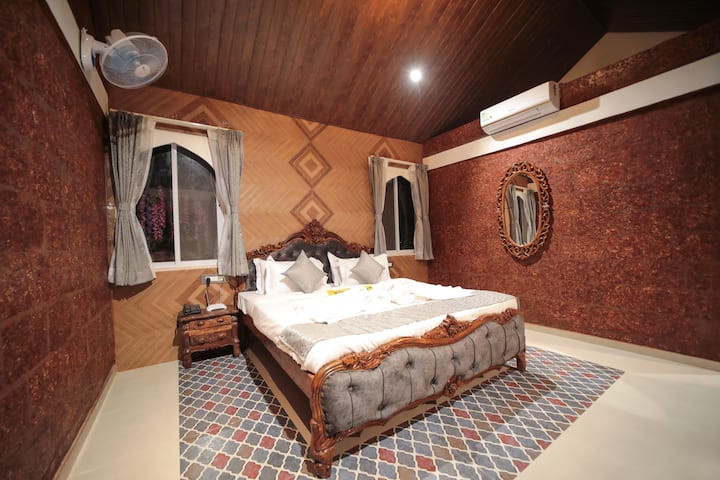 The Ruby Room In Monarch The Royal Retreat - Lonavla