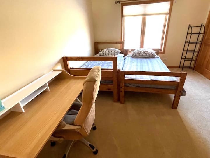 Private Room With 2 Separate Beds In Serene Home - Libertyville, IL