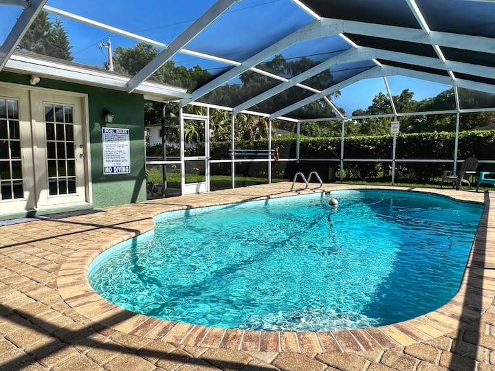 Private Master Suite W/ King Bed + Pool Access - 