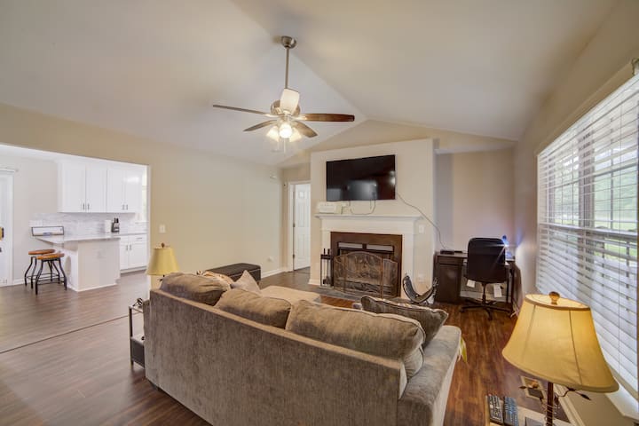 Cozy 4-bedroom Home With Indoor Fireplace And Deck - Durham, NC
