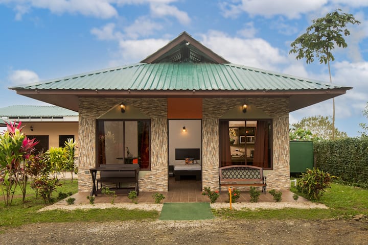 Acuarelas Delarenal Purple Cabin - La Fortuna
