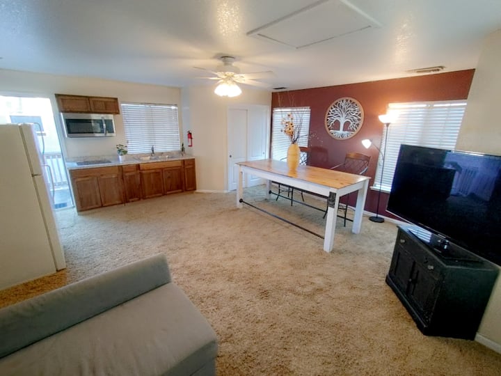 700 Sf Upstairs Unit Near Mall And Hospital - Modesto, CA