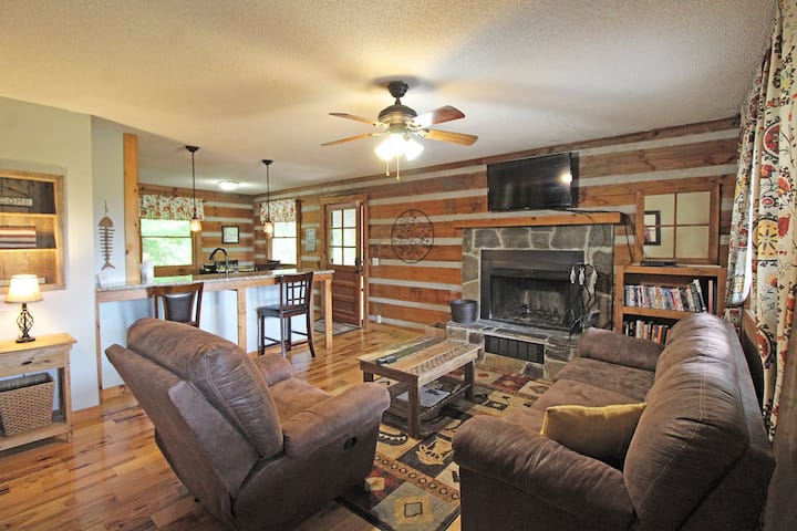 True Log Cabin, Hot Tub, Close To So Much - Great Smoky Mountains National Park