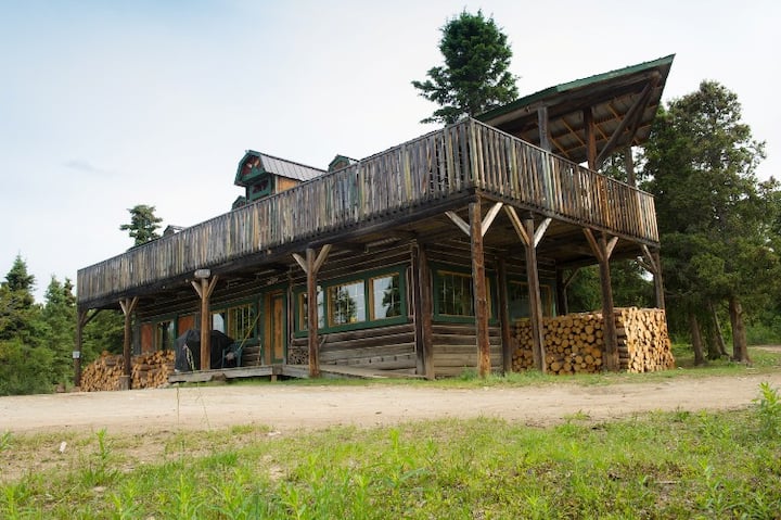 Beautiful Off Grid 5 Bedroom Lodge - Whitehorse