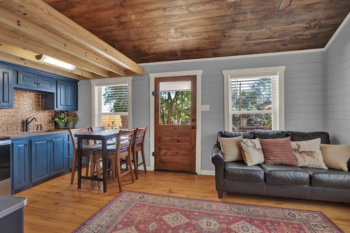 Casual 1 Bedroom Cottage Downtown - Fredericksburg, TX