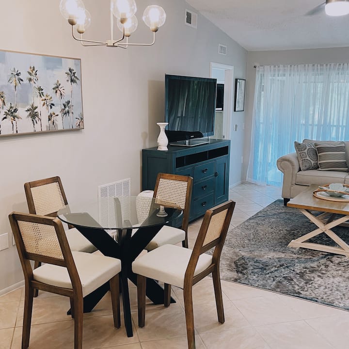 Stylish 2br Condo W/ Pool- Close To Siesta Key - Sarasota, FL