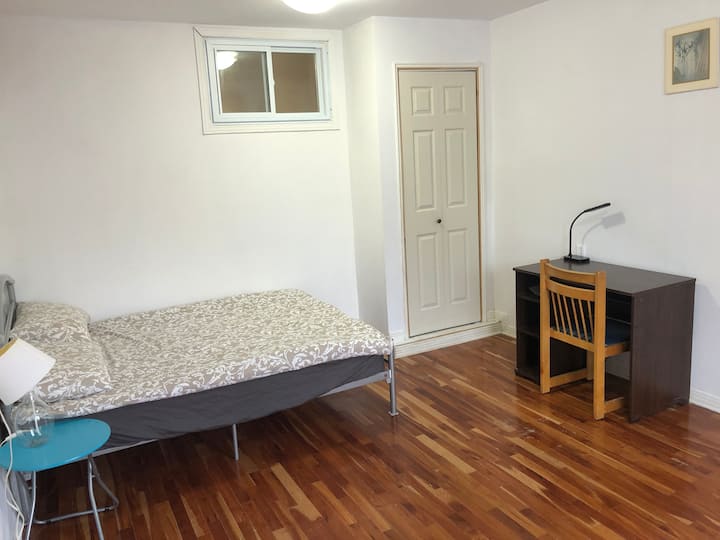 Cheerful & Bright Room #A21h - Montreal