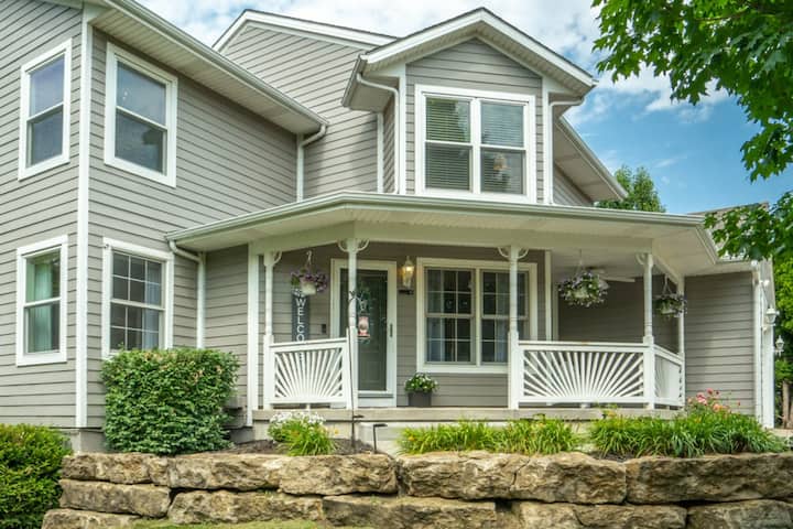 Quiet Cul-de-sac Home Near Trails & Parks - Spring Hill, KS