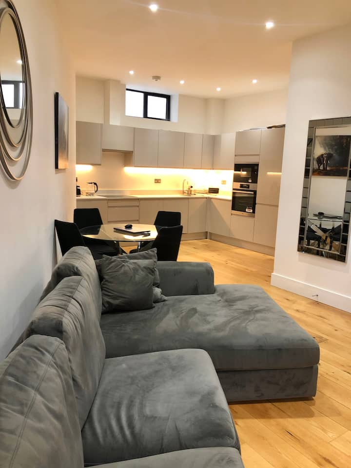 Luxurious One Bedroom Flat In Perfect Location - Surbiton