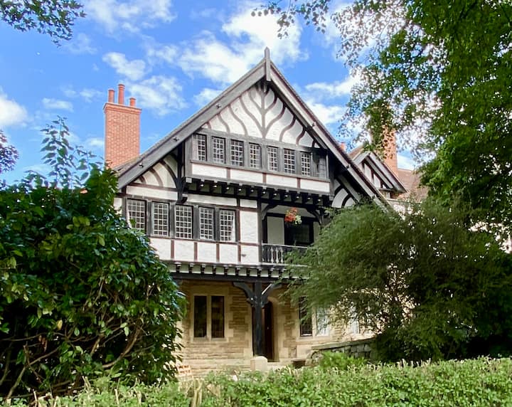 Spacious 3 Bedroom 2nd Floor Apartment - Buxton, UK