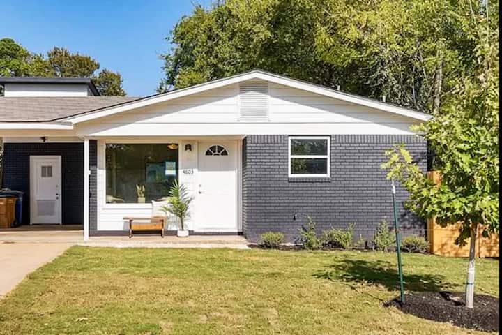 ! Hip South Austin Bungalow With Pool & Backyard ! - Foothills Of Barton Creek, TX