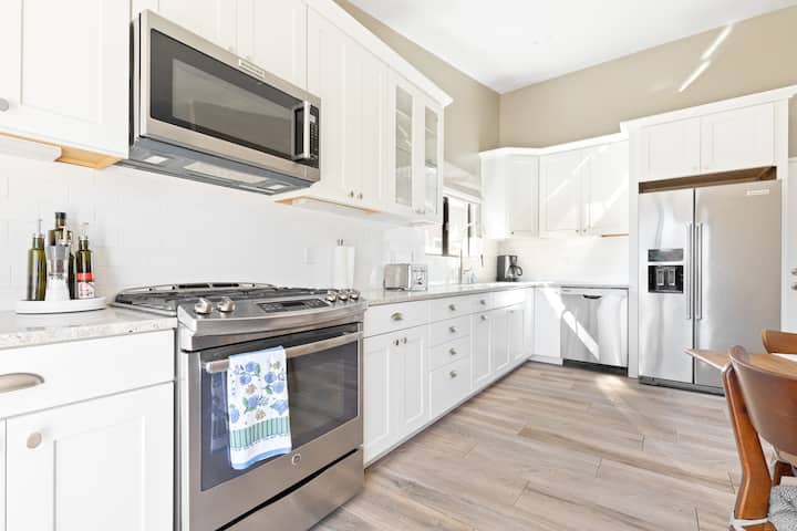 Stylish & Modern Private Getaway In Grover Beach! - Pismo Beach, CA