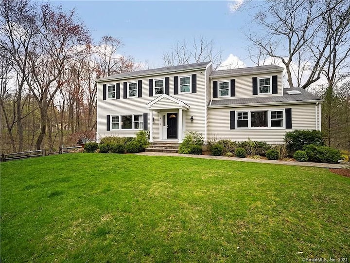 Cheerful 3 Bedroom House On Quiet Dead End Street - Norwalk, CT