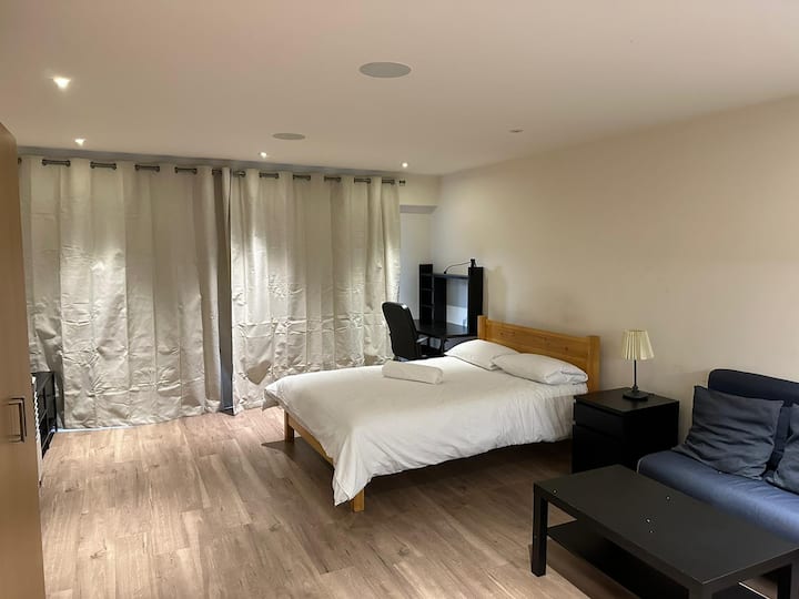 1 Studio Square Apartment - Barnet