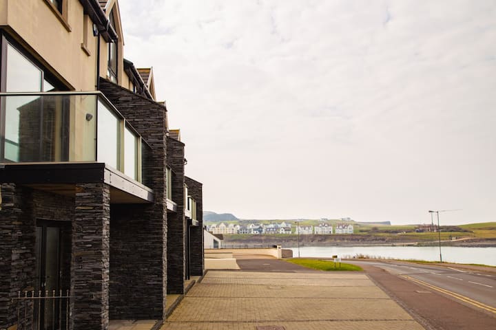 Blackrockview, Panoramic Sea View Town House . - Portballintrae
