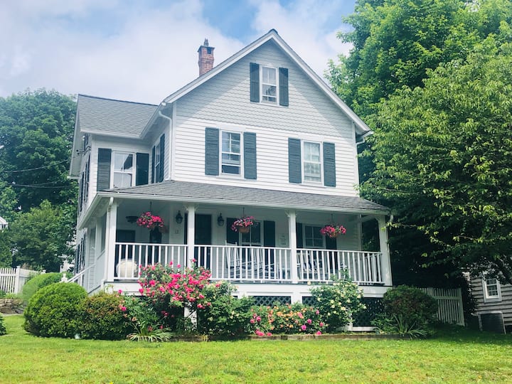 Stylish Victorian Beach House On Pond - Norwalk, CT