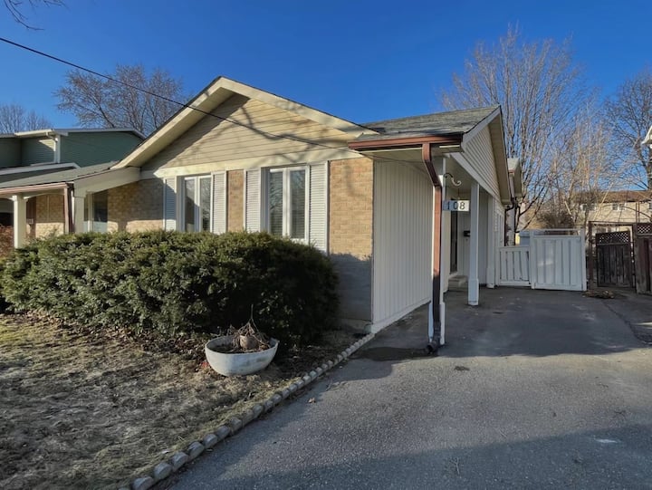 Sweet Home 108 Upper Unit - Markham