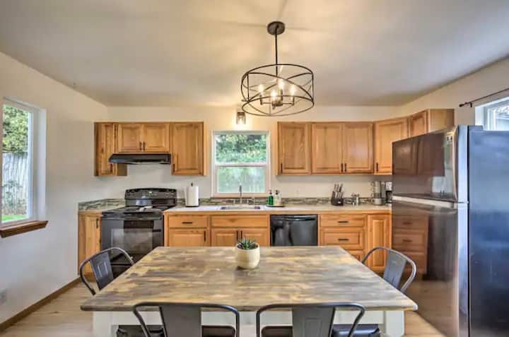 Spacious 2 Bedroom Bottom Unit Home. - Eugene, OR