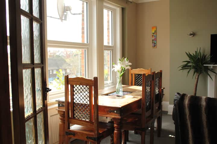 Wonderful Folkestone Flat 5 Mins Park & Station - Dover