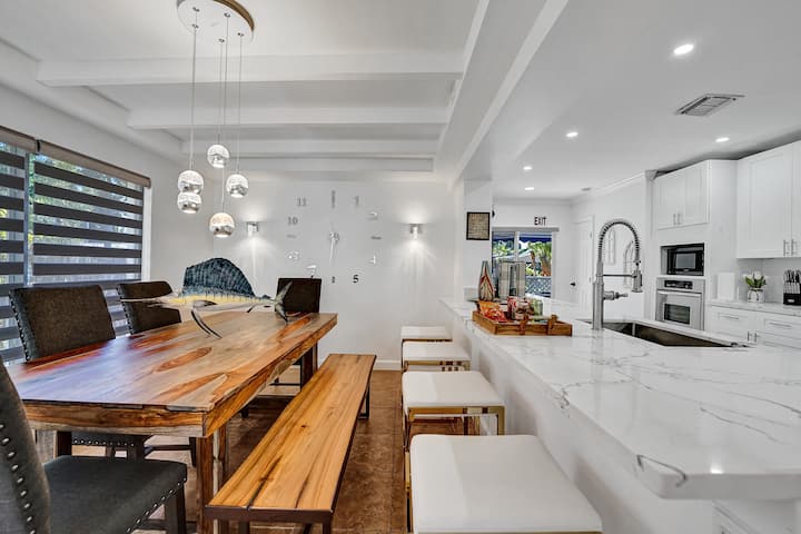 Insta-worthy Tropical 4br House 1/2 Mile To Beach - Hollywood, FL