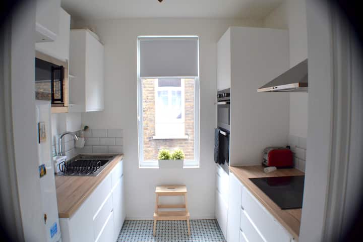 Bright Airy Private Double Bedroom - Female Only - London