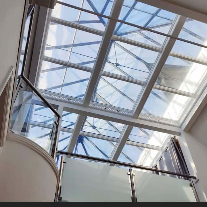 Large Unique Property, Original Glass Roof - Croydon, UK
