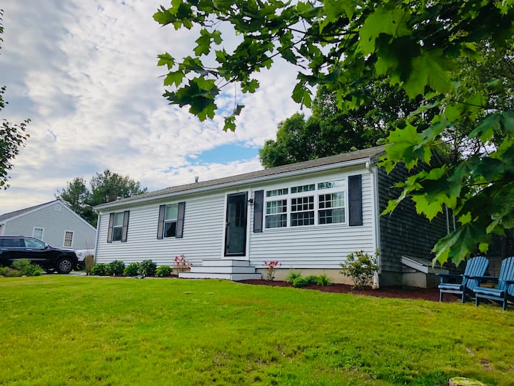 Cheerful Three Bedroom Home. Close To Many Beaches - Falmouth, MA