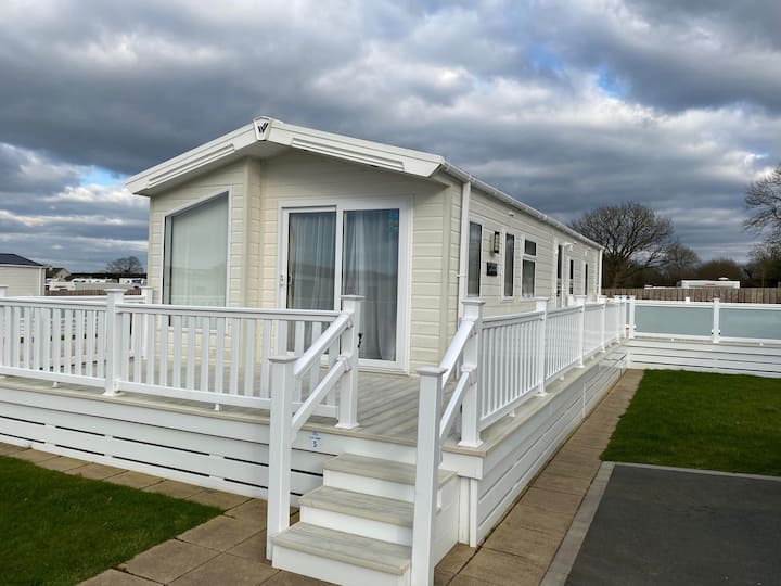 Luxury 8 Berth Caravan With Extended Patio Area. - Aberaeron