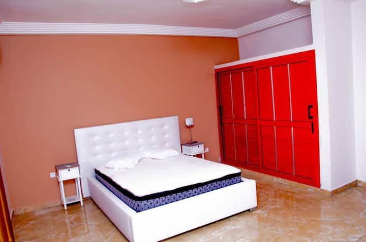Chaleureuse Villa, Option Véhicule Et Chauffeur - Conakry