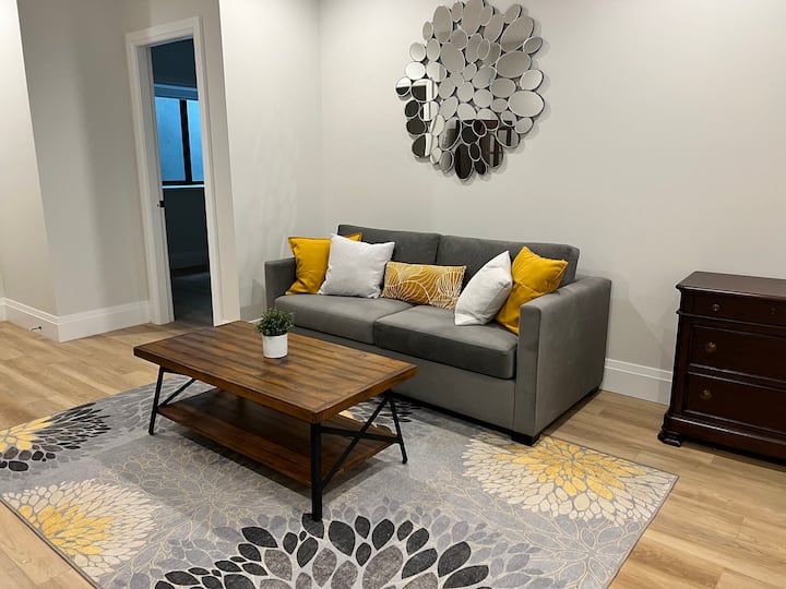 Cheerful One Bedroom Suite - North Vancouver